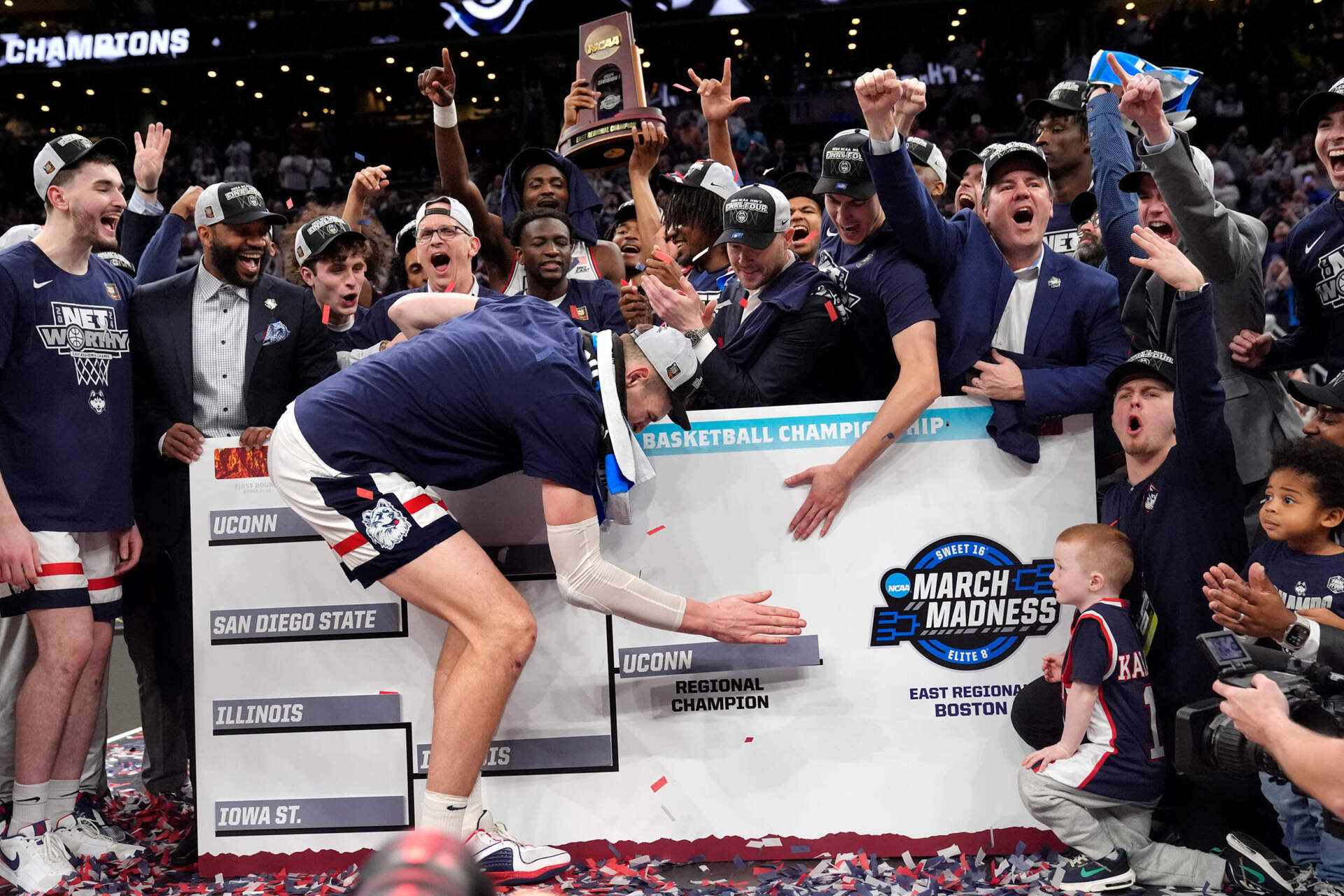 UConn powers back into Final Four in 77-52 rout of Illinois at TD ...
